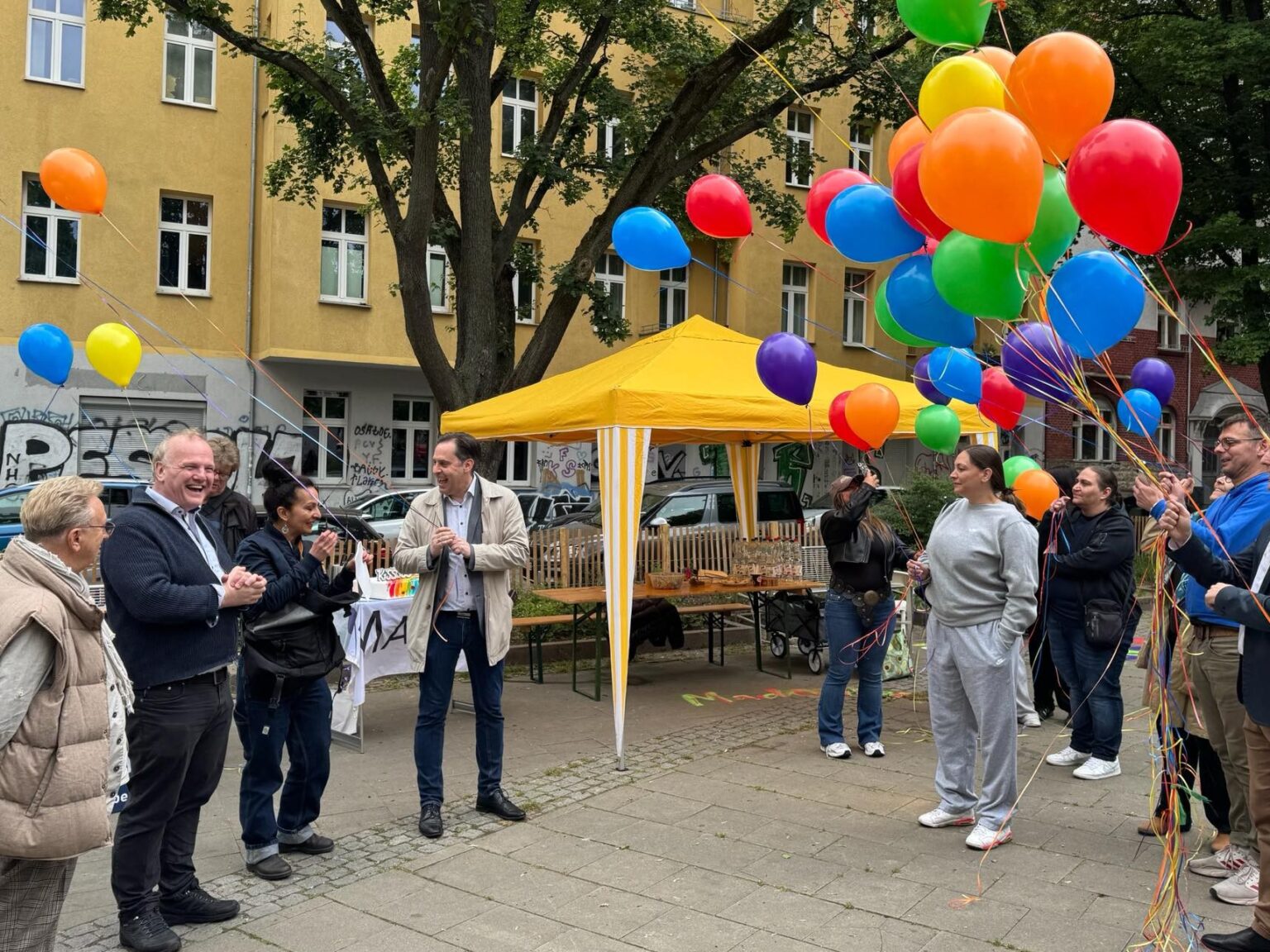 Regenbogenkuchen und Luftballonaktion auf dem Boddinplatz – MANEO